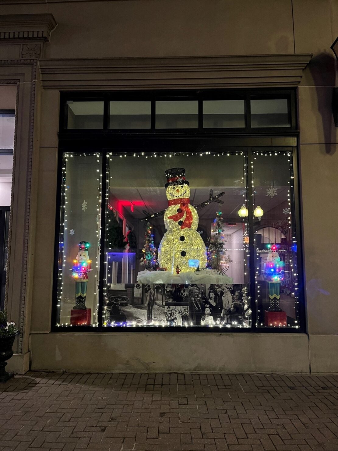 Nissen Building - Front Window Display Night - 12-1-2022 (002) - The ...